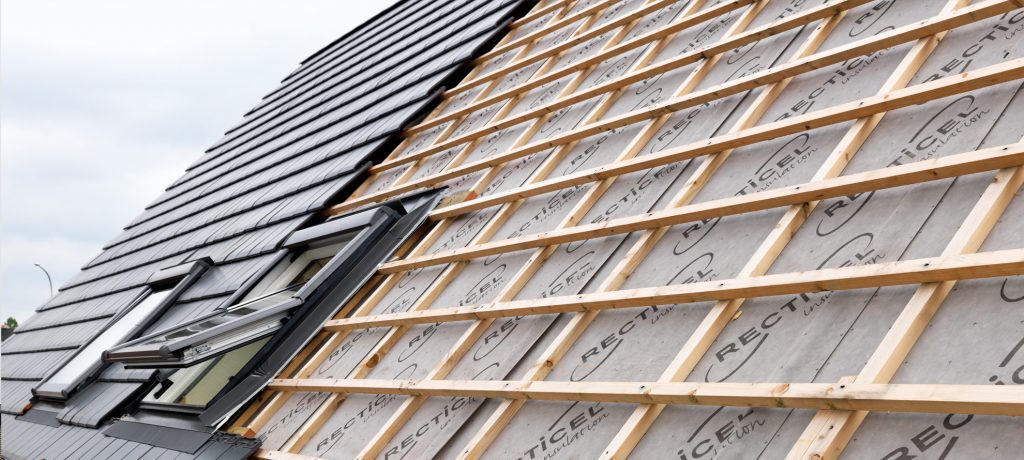 Schuin dak isoleren tussen balken | instructies & materiaaladvies!